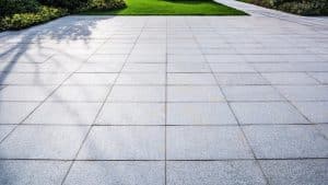 Quel est le prix d’un carreleur de terrasse extérieur